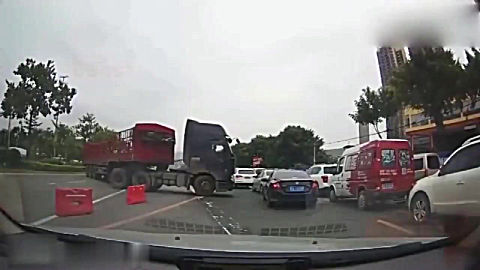 各类行车记录仪实拍车祸集锦,愿大家平安出行,提高安全意识!