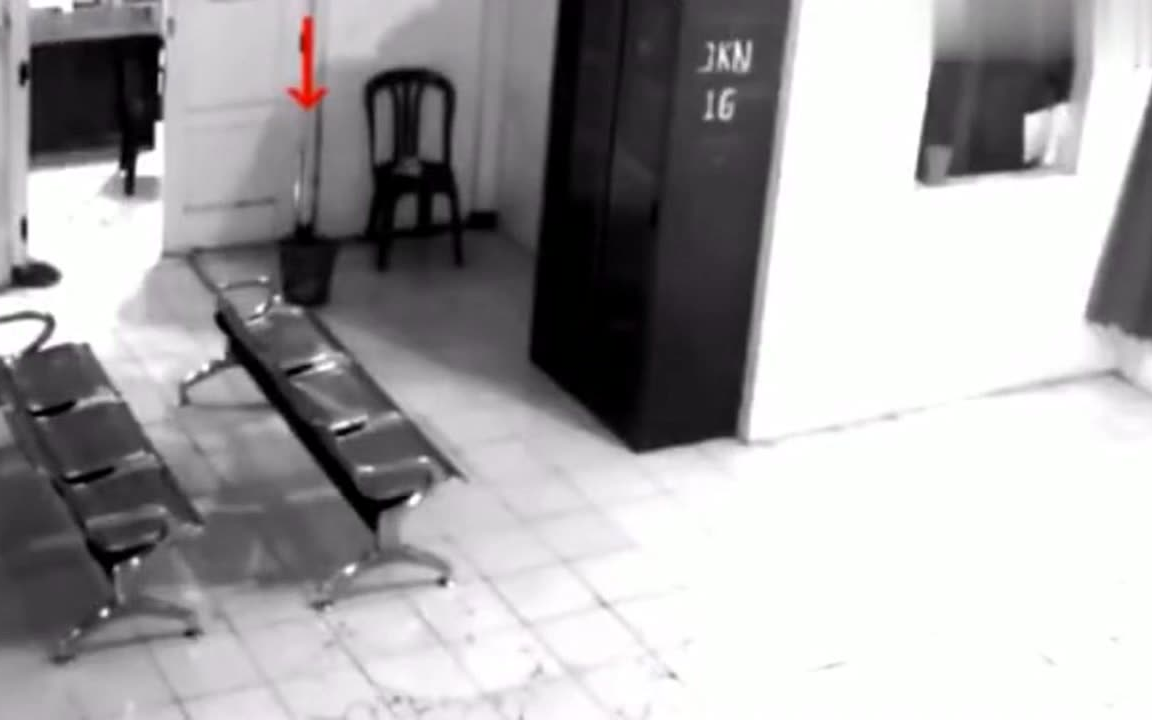 医院监控拍下这样的画面,隔着屏幕都觉得毛孔悚然