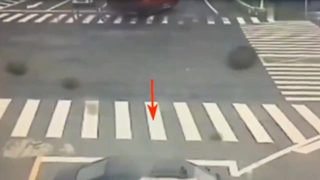 叉车不守规矩,下秒发生惨烈事故,不是监控谁敢相信