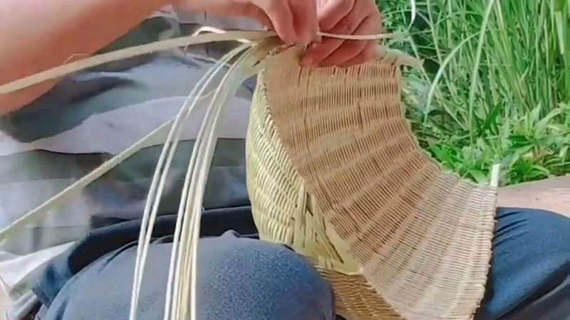 农村竹编手艺,竹编的环保小畚箕