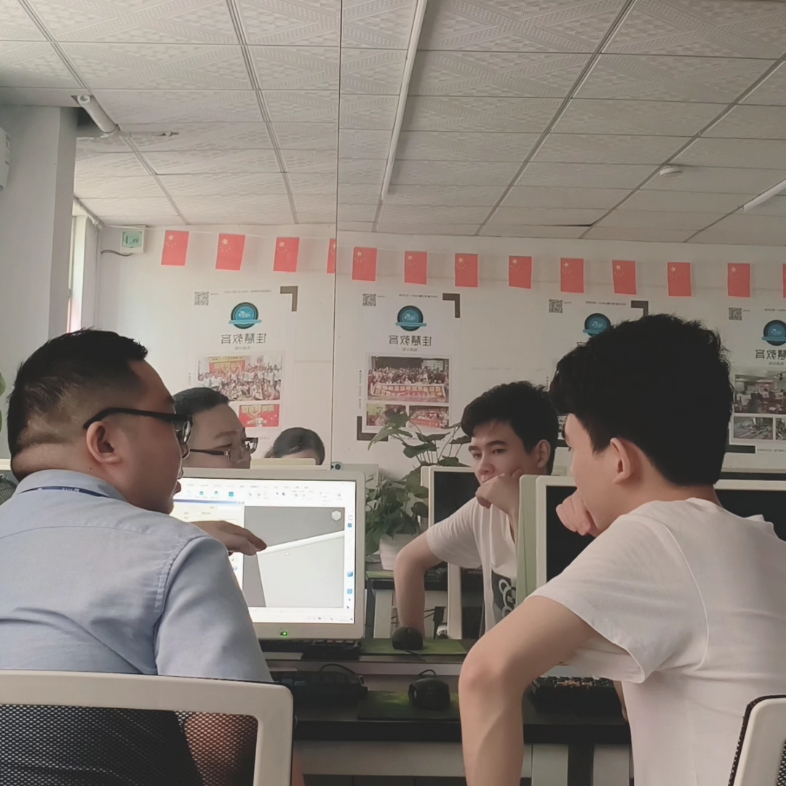 小哥哥利用早上夜班下班过来学校学习PM编程老师一对一教学