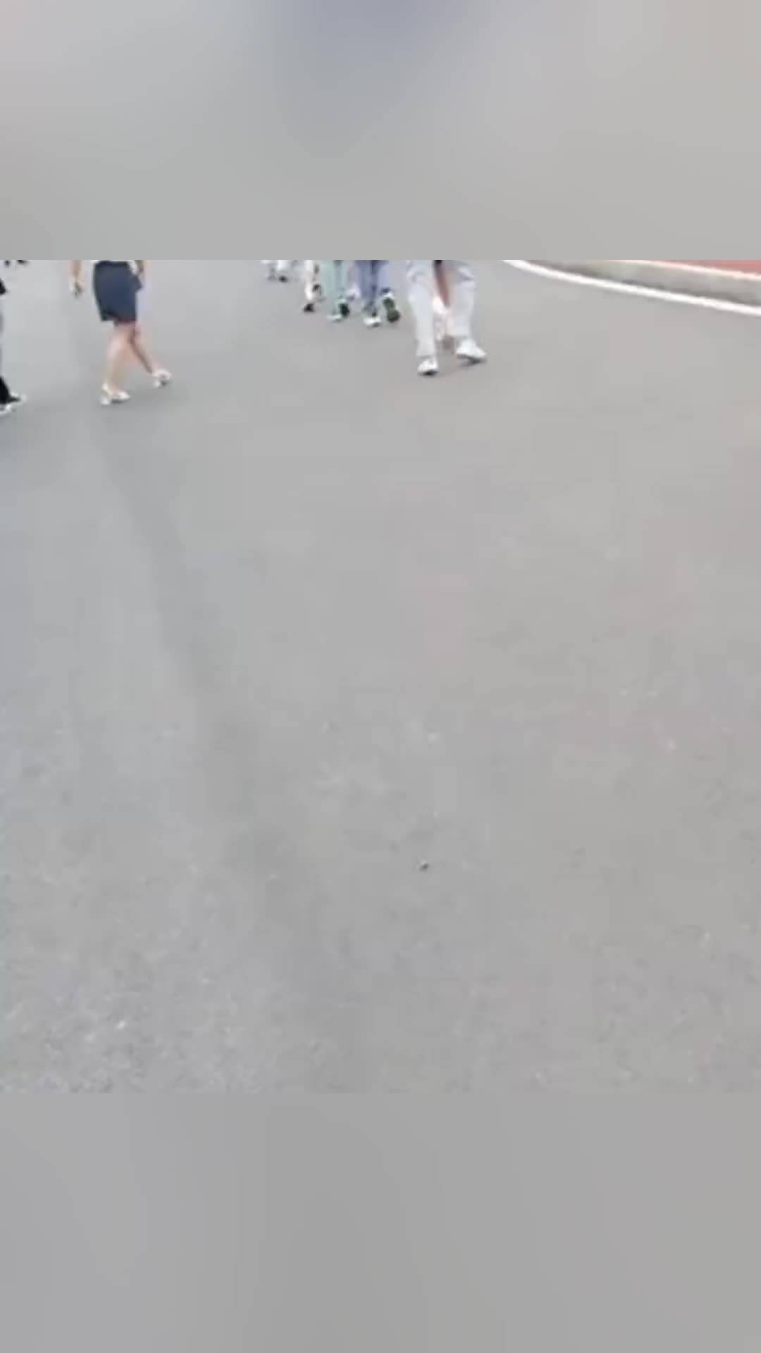 家长吐槽食堂吃饭需几个小时,排队排到操场教学楼,学校回应