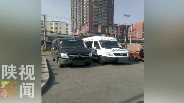 这两辆西安城管执法车随意乱停?城管这样回应…
