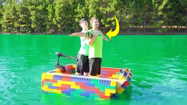 用乐高玩具制作的船只,装上电动螺旋桨,玩起来跟开挂了一样