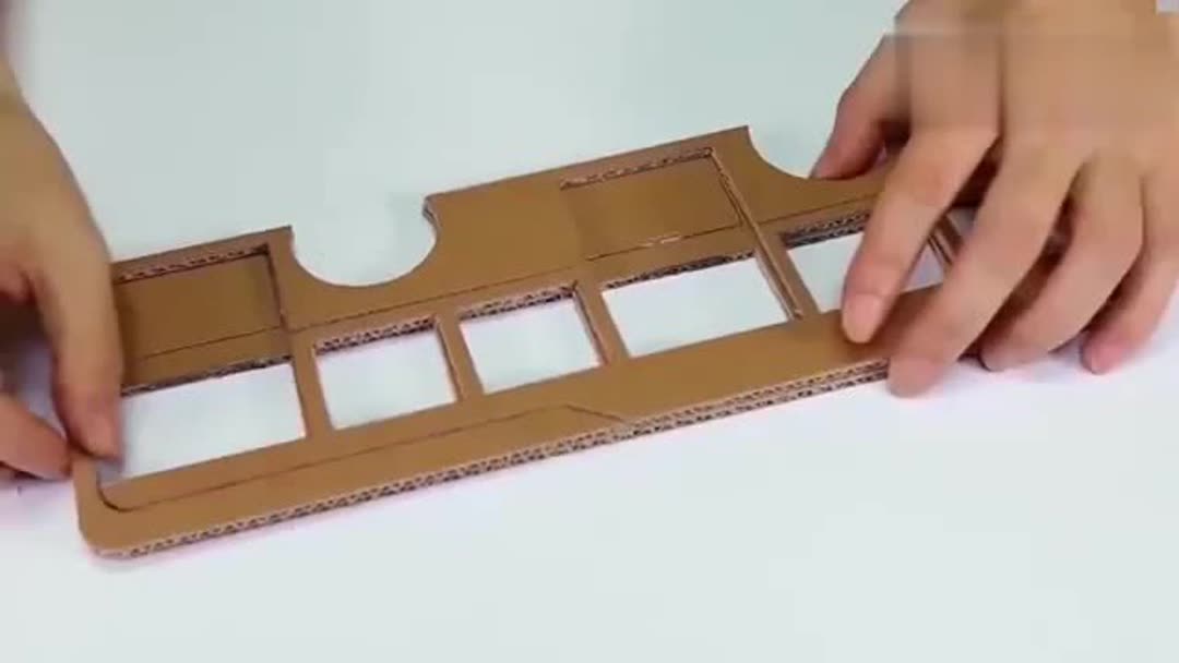 创意手工用卡纸制作的电动公交车1