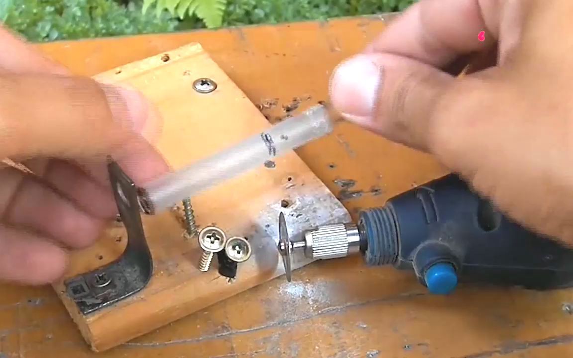 小伙用自制的斯特林引擎模型带动发电机,效果看起来还不错。