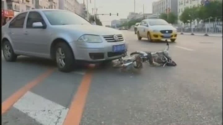 沈阳:轿车桥头转弯撞上逆行电动车,交警未现场认定责任