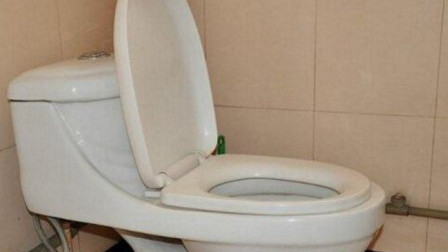 马桶堵了怎么办?只需一块保鲜膜,一卷胶带,1分钟轻松疏通