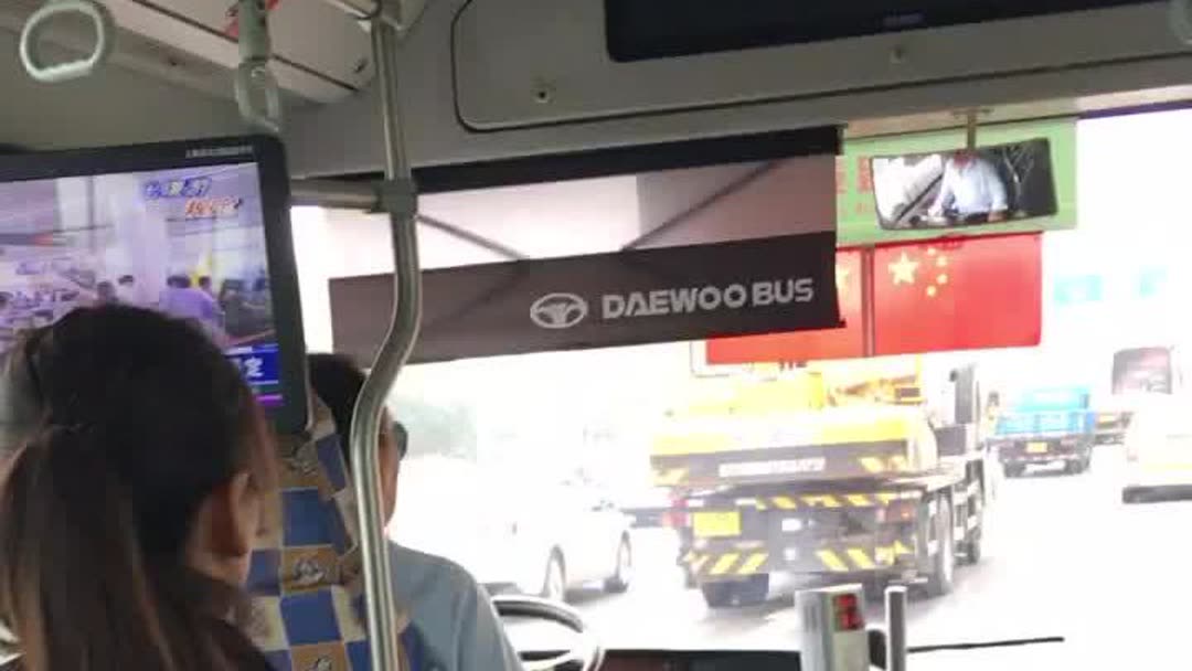 上海963公交车司机骂外地人,求转发,司机叫程志强,我和我妈在东方...