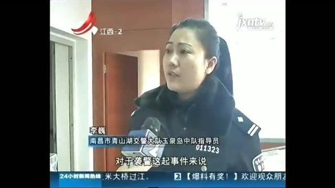 实拍劳斯莱斯车主逆行被拦叫人围殴交警