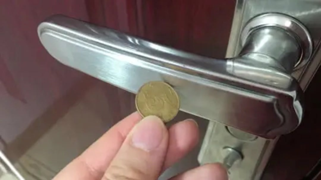 门被反锁不用找开锁匠,只需一枚硬币,1秒快速将门打开,涨知识
