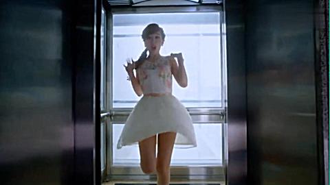 美女在电梯里跳舞,怎知电梯门突然打开,男子怎么能这么淡定!