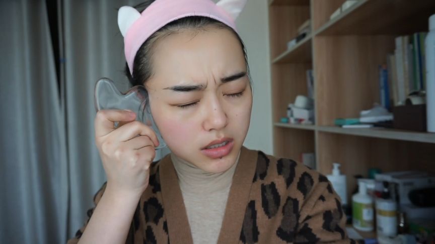妹子用刮痧板疯狂刮脸!老公看到吓的想离婚?!