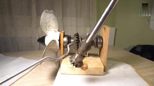 万吨巨轮的螺旋桨是如何控制转向的?看完这个视频终于明白了