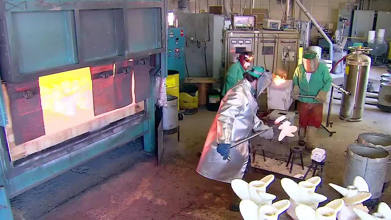 ...螺旋桨是如何制造的?先用蜡浆做出陶瓷铸模,再灌入钢铁熔液#制作...