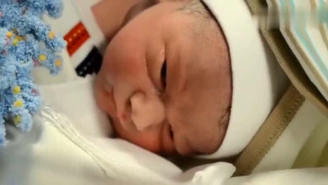 孕妇从怀孕到生孩子的过程,丈夫都拿像机记录下来了,好温馨!