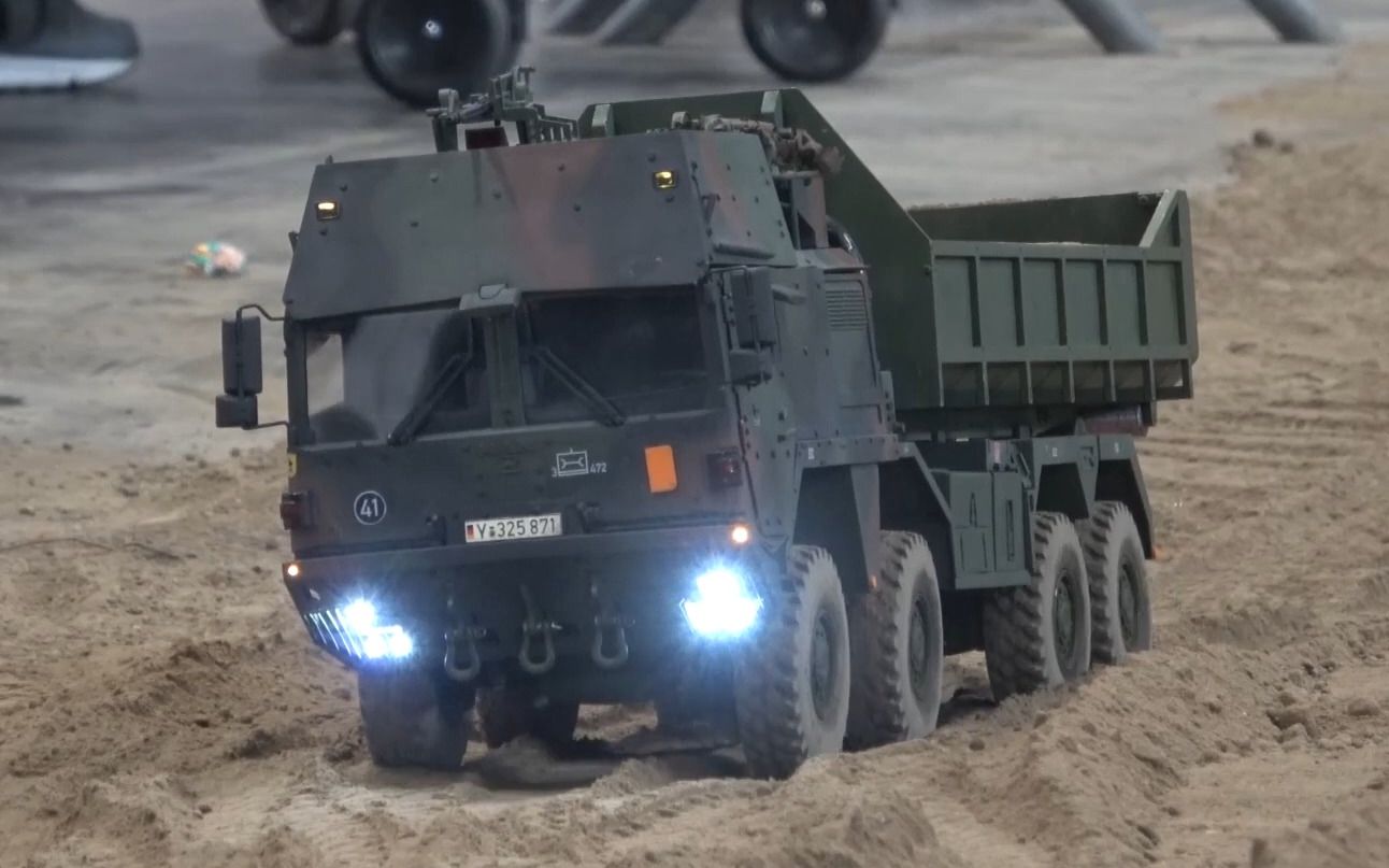 RC遥控坦克装甲车军用卡车模型