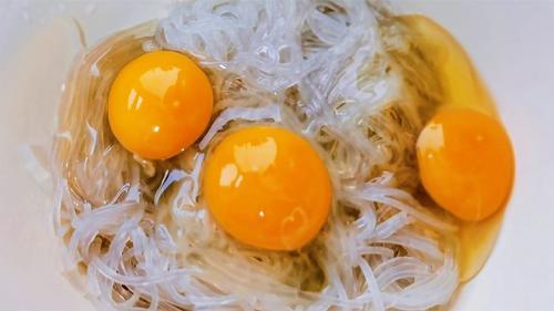 红薯粉条里打入3个鸡蛋,没想到这么好吃,制作简单营养又美味