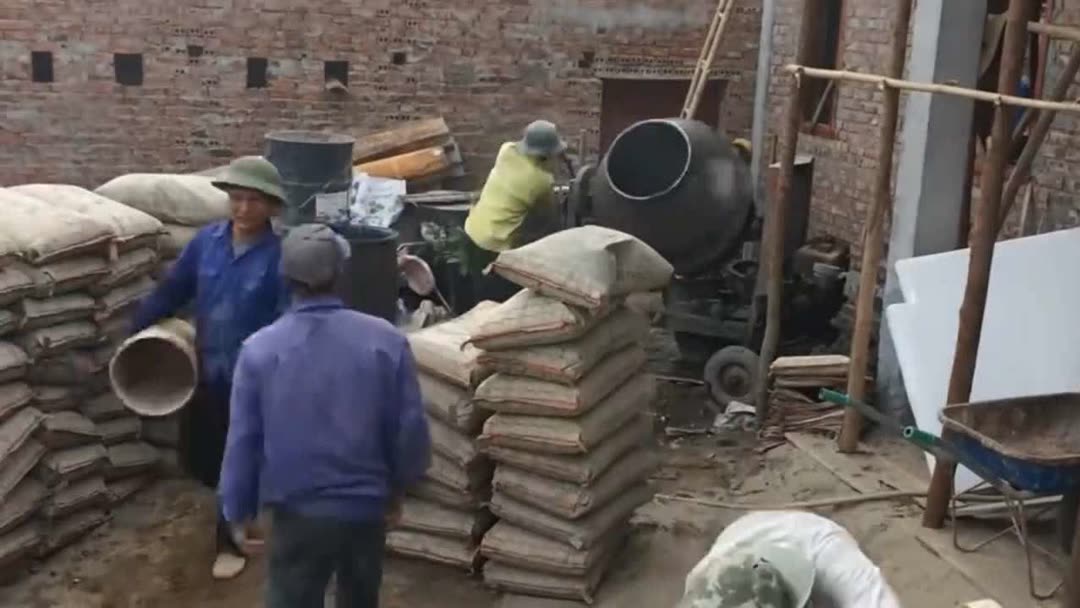 带大家见识一下农村盖房子现浇房顶,有些地方中午还管饭