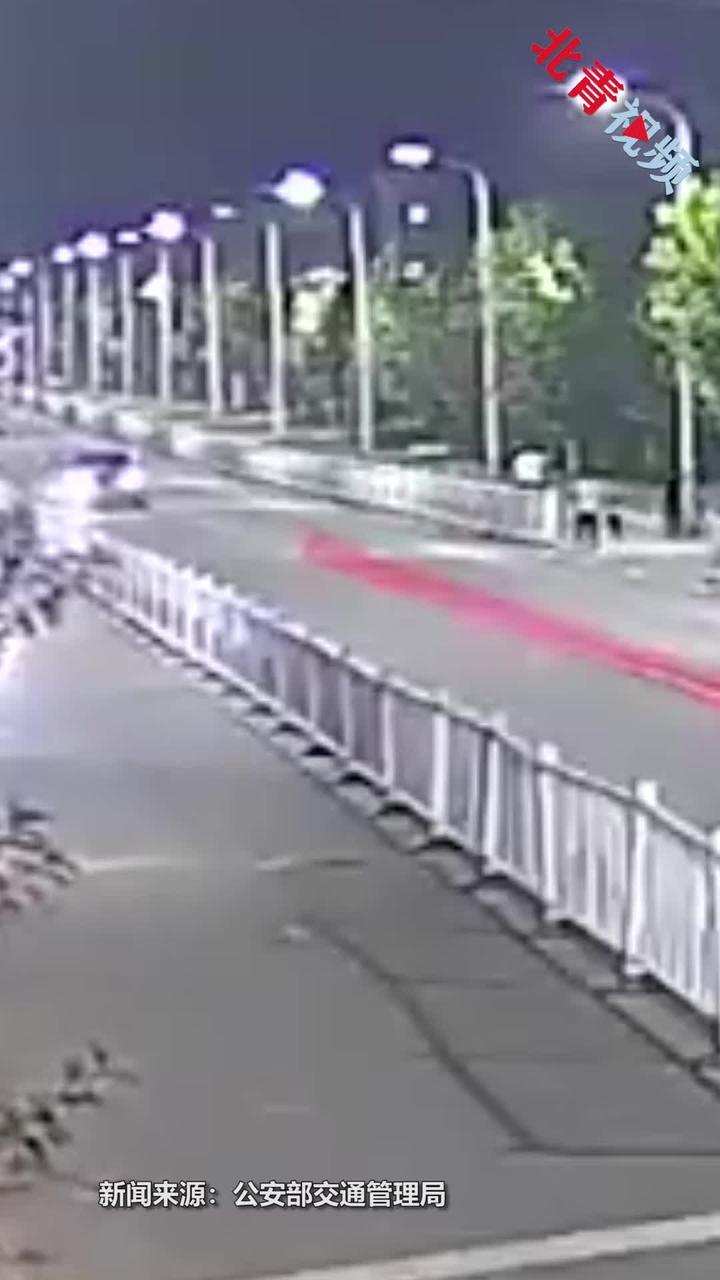 外卖小哥迎面撞上汽车 交警:小哥全责