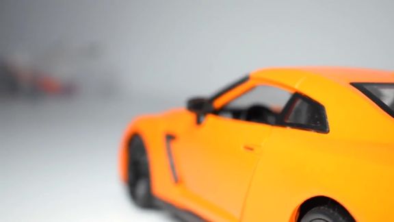 小哥在野外捡到一个一个车模,回家翻新后成为完美的艺术展示品!