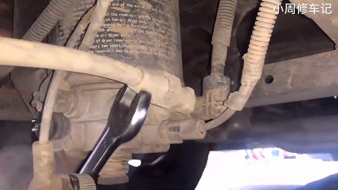 电动公交车干燥瓶漏气,他的瓶子竟然跟汽车机油滤清器一样的