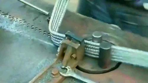 工地新来的钢筋工,操作五根钢筋一起折弯,包工头看了表示很喜欢