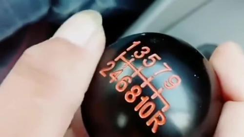 第一次开手动挡的车,这档位也太多了吧