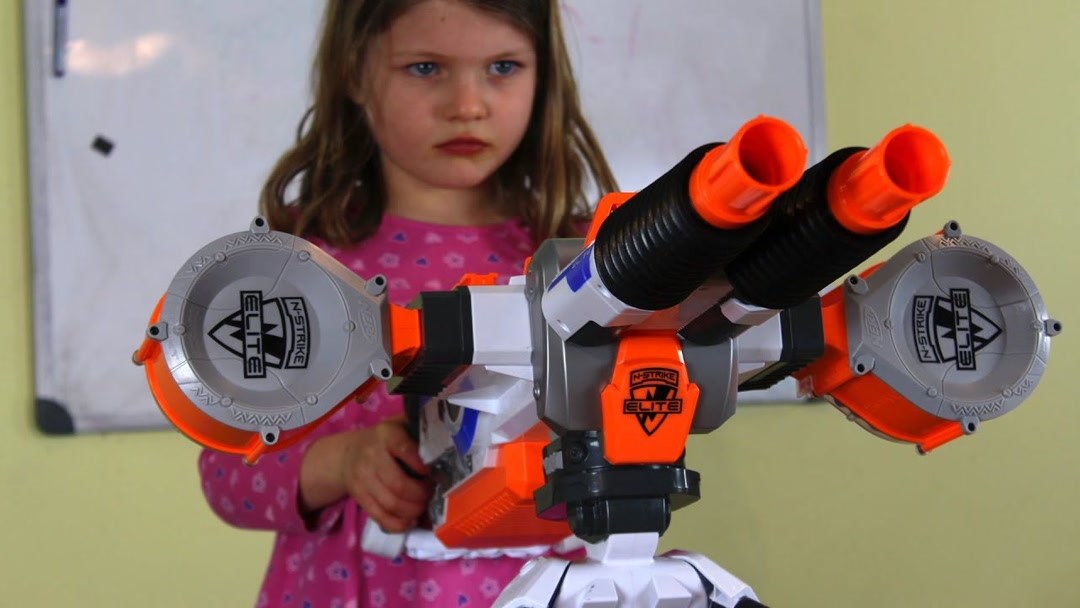 真人CS:小女孩的主攻战术