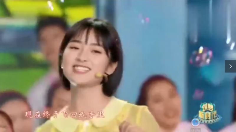 陈小希表演:沈月、大学生的杯子舞表演《稻香》,超赞