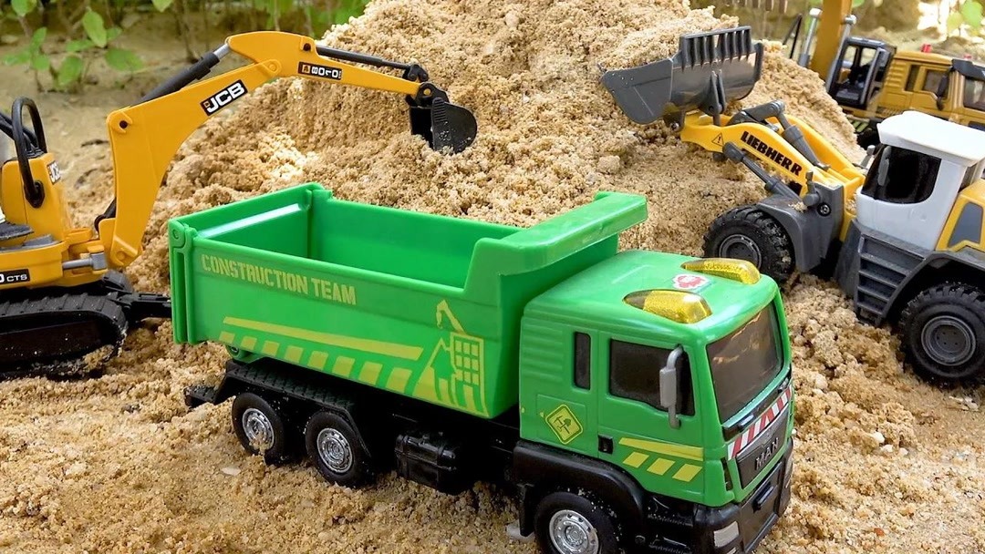 挖掘机定格动画 第16集 小汽车跌入水坑 大吊车来救援