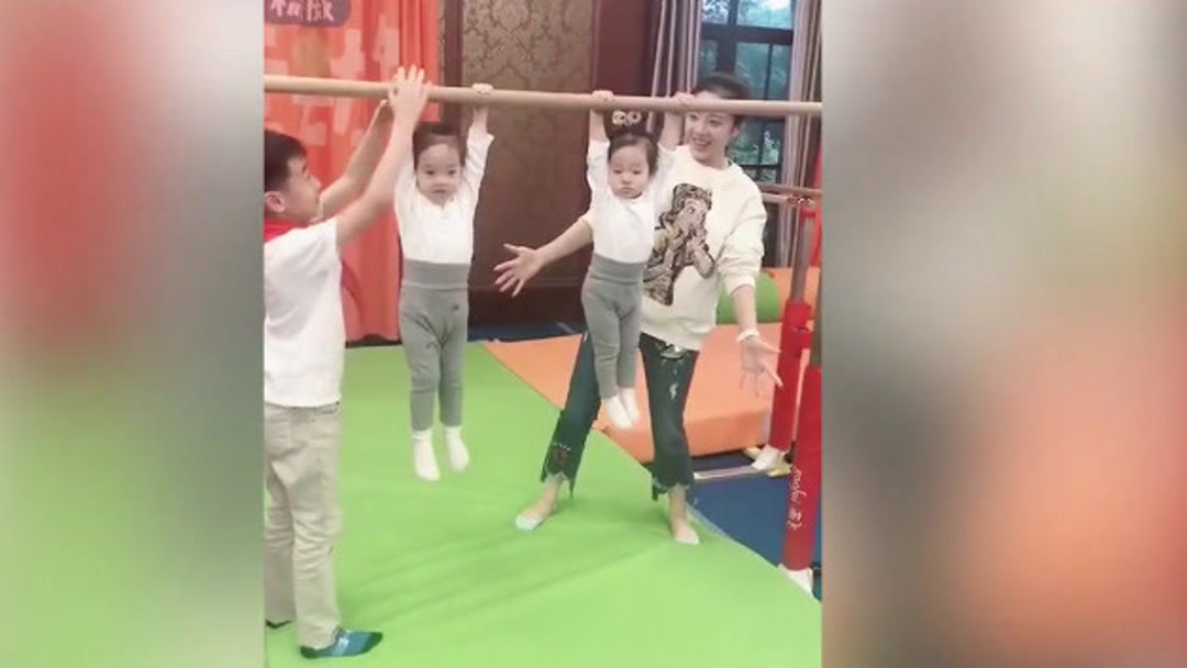 杨威双胞胎女儿“练习”吊单杠 杨阳洋全程护妹哥哥力爆棚