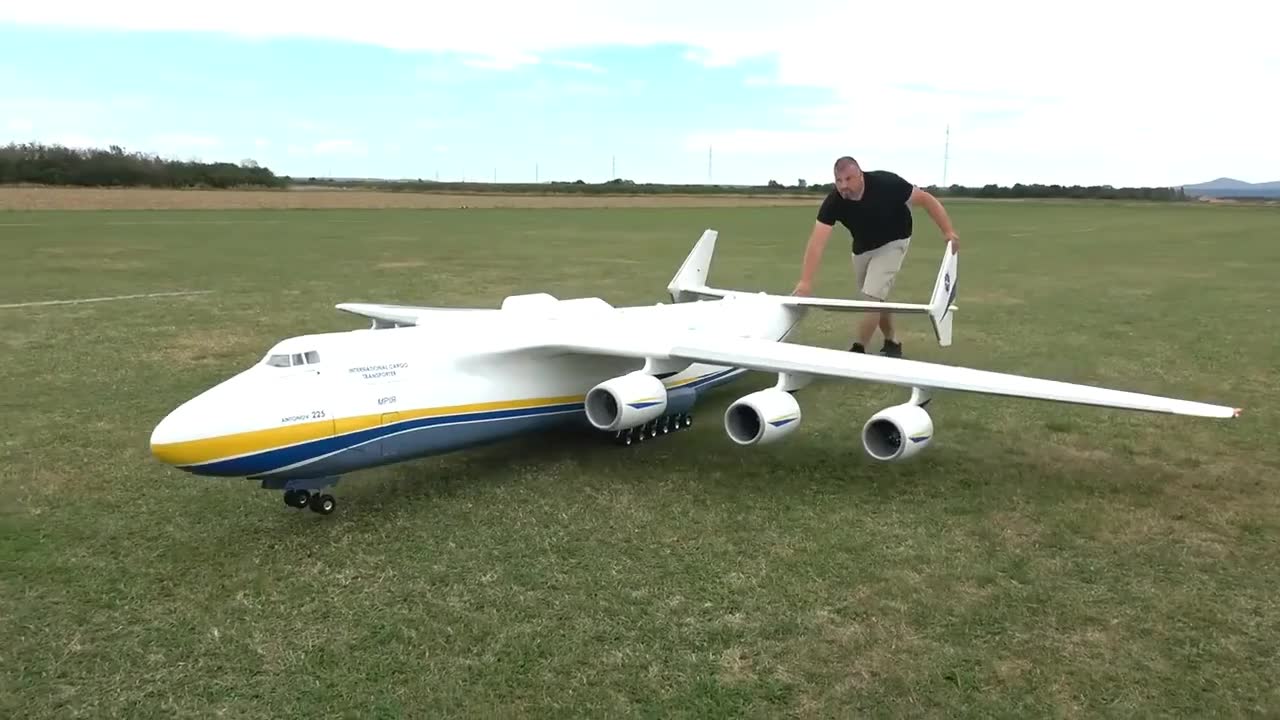 安-225模型飞机飞行表演,霸气程度不输真机