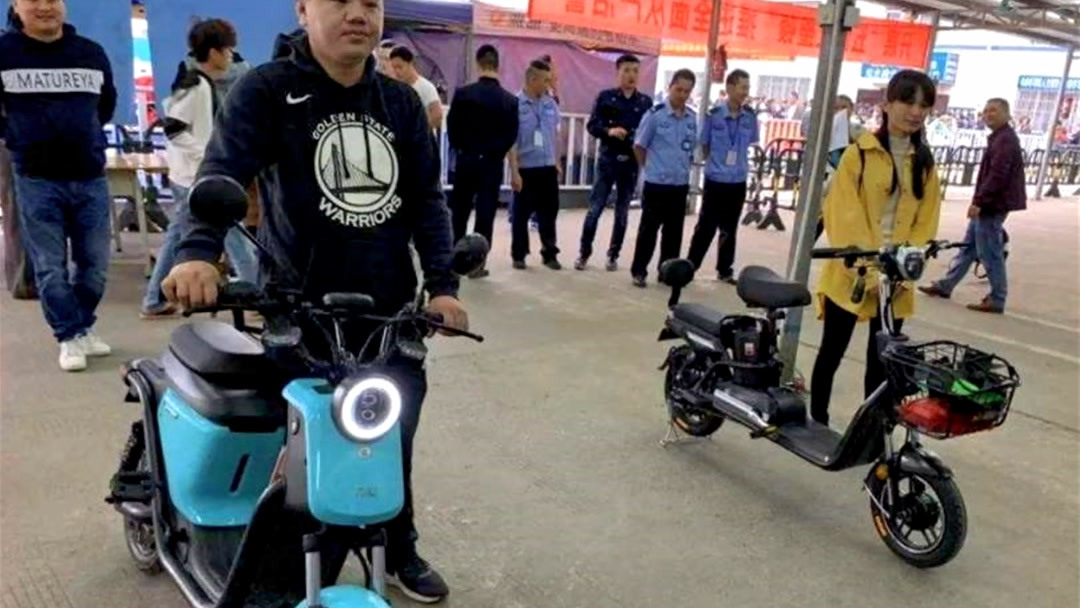 新国标电动车引公愤!买过的后悔想退车,车主:还不如买辆自行车