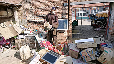 农村废纸箱现在多少钱一斤?收破烂大哥告诉你最价格,比你那贵吗