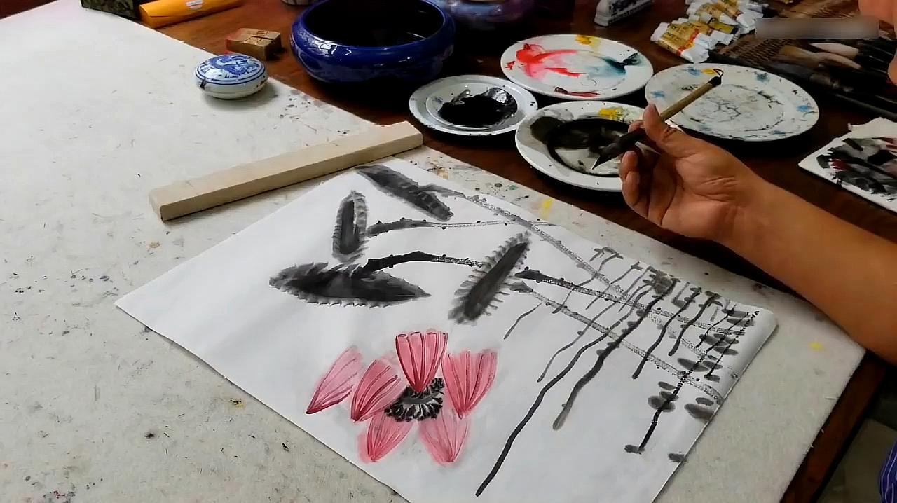 陈以句老师现场示范“水墨荷花”,“出水芙蓉”四个字写得真好