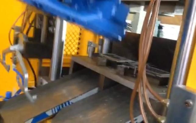 工业机器人压铸铝合金手机中板喷雾取件