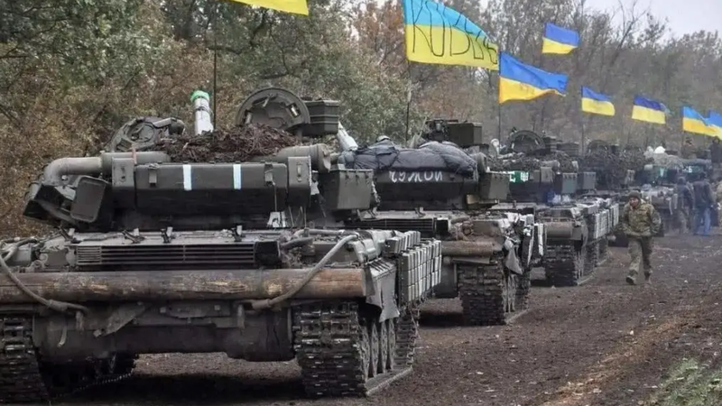 乌克兰战火整整燃烧半年,世界迎来3大变化,俄巨型国旗在乌飘荡