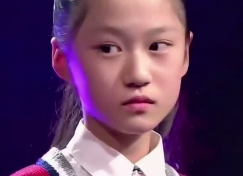11岁女孩竟遭评委质疑,一首彝族歌曲《不要怕》好听到震惊全场!