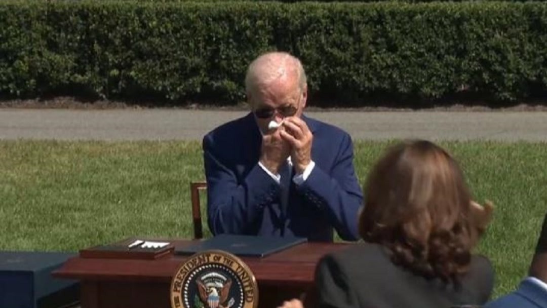 美媒:新冠检测转阴后,拜登公开露面时仍屡次咳嗽并当众擤鼻涕