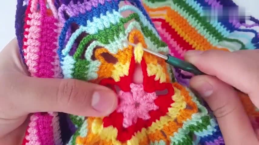 钩针编织彩色圆形抱枕罩子,简单好看,喜欢的编一个吧