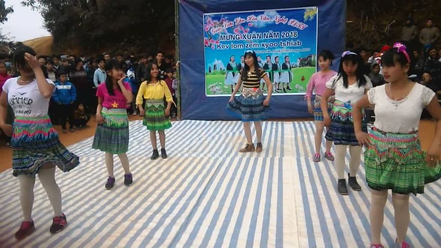 越南女孩简易场地舞蹈演出 中国舞曲情路弯弯 观众人山人海