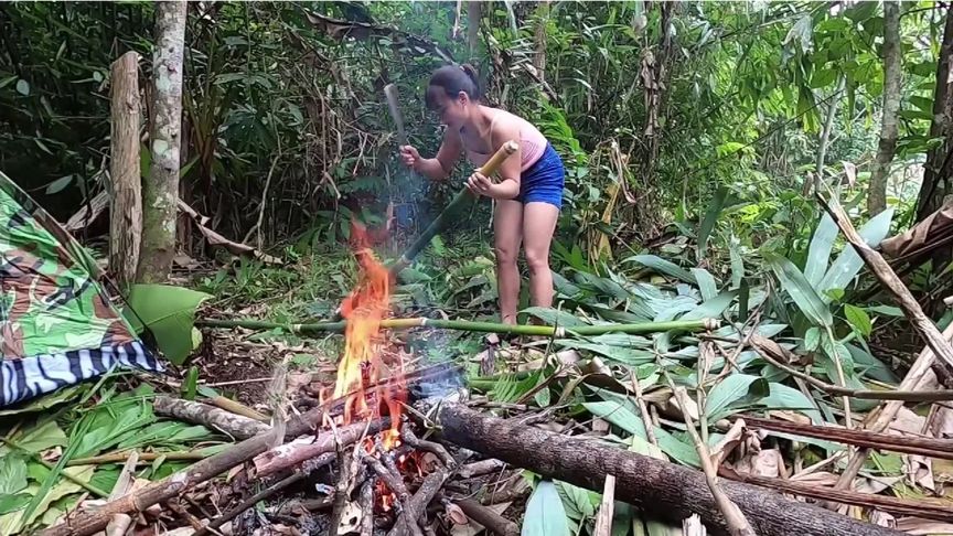 丛林工艺和露营:独自在雨林中露营,独自森林体验自由生活美食