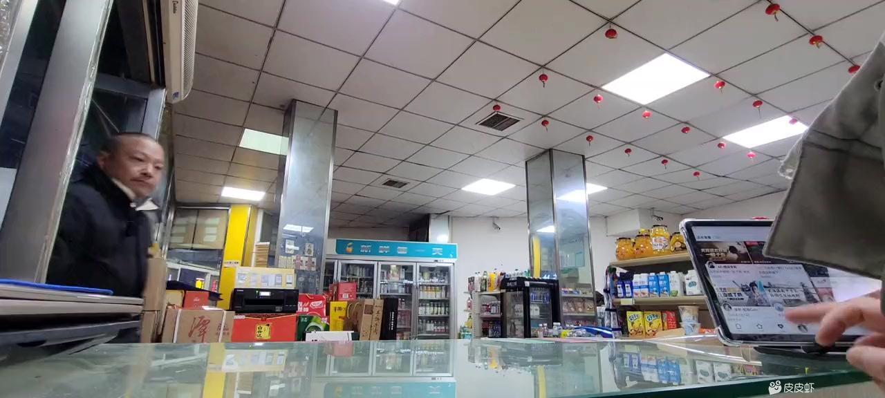 大哥超市买酒,还没付钱,一瓶就干完了,一句话证明没少买