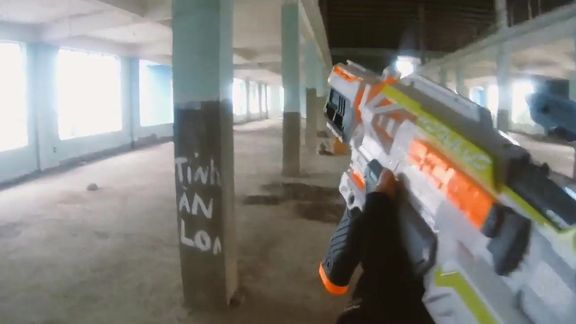 真人CS玩具枪大战之空旷楼房之战!