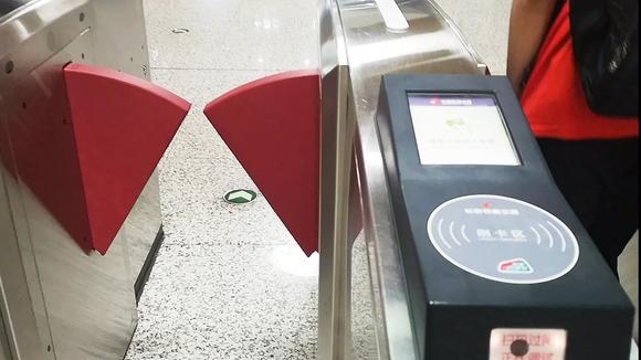 小伙分享全国通用公交卡,绑定手机nfc,可刷190个城市公交地铁