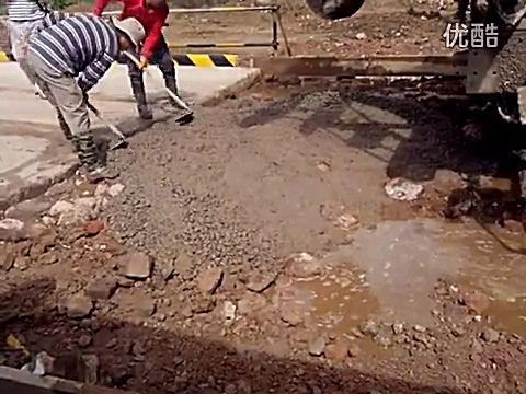 124下有自来水管道的路段浇筑混凝土