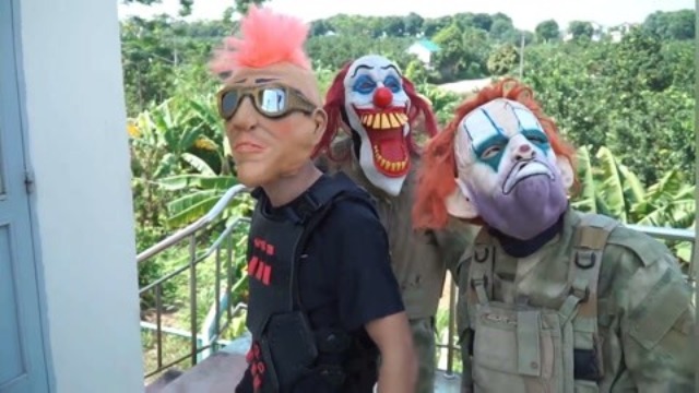 小伙野外打真人CS,战士阿尔法狙击蒙面人,解救美女队员