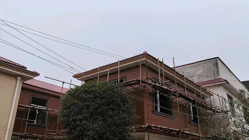 农村翻新旧房,大理石干挂柱子,大理石窗套,一个房间4个窗户