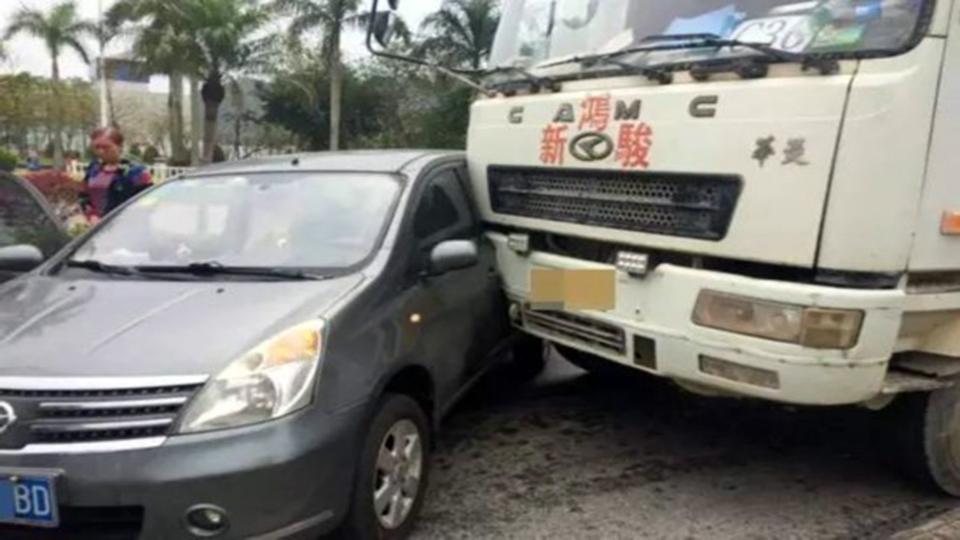 后车压实线变道,前车虚线变道,两车撞了责任算谁的?